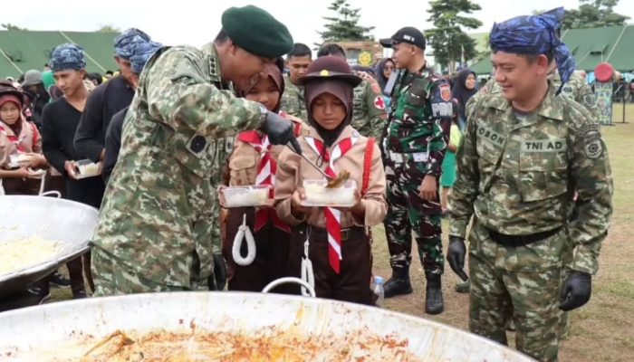 Brigif 14 Kostrad Gelar Bakti Sosial HUT ke-64 Kostrad: Masak Besar ...
